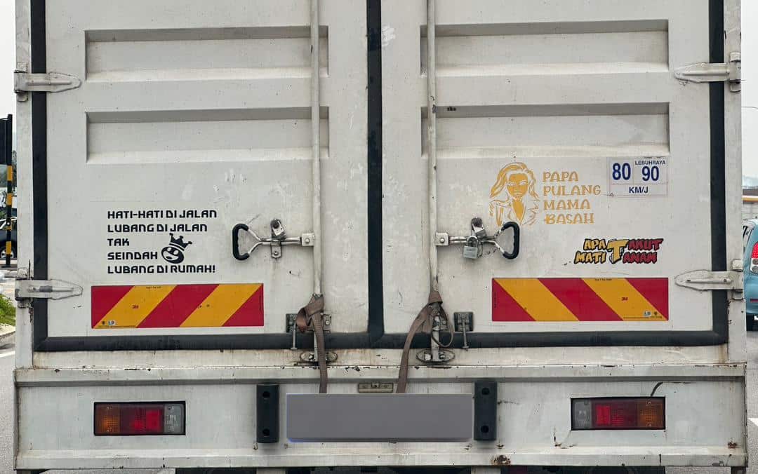 Ramai bengang pemandu lori suka tampal sticker melucah, "Dia taktahu ke ...